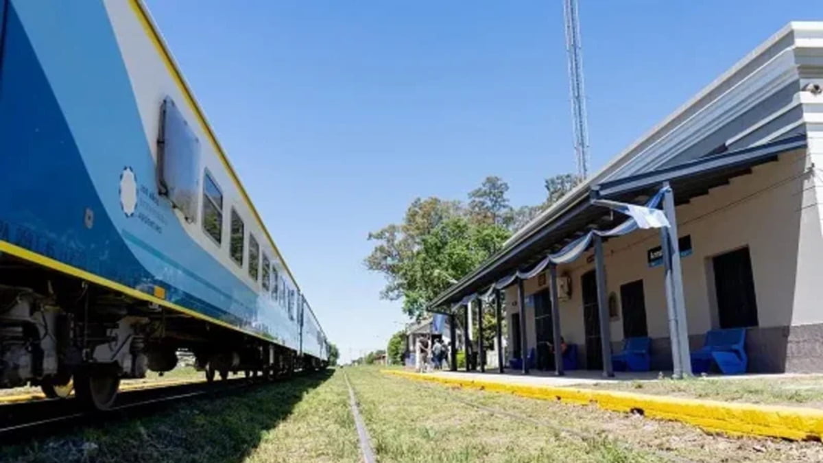 El tren San Martín vuelve a parar en la estación Armstrong después de ...
