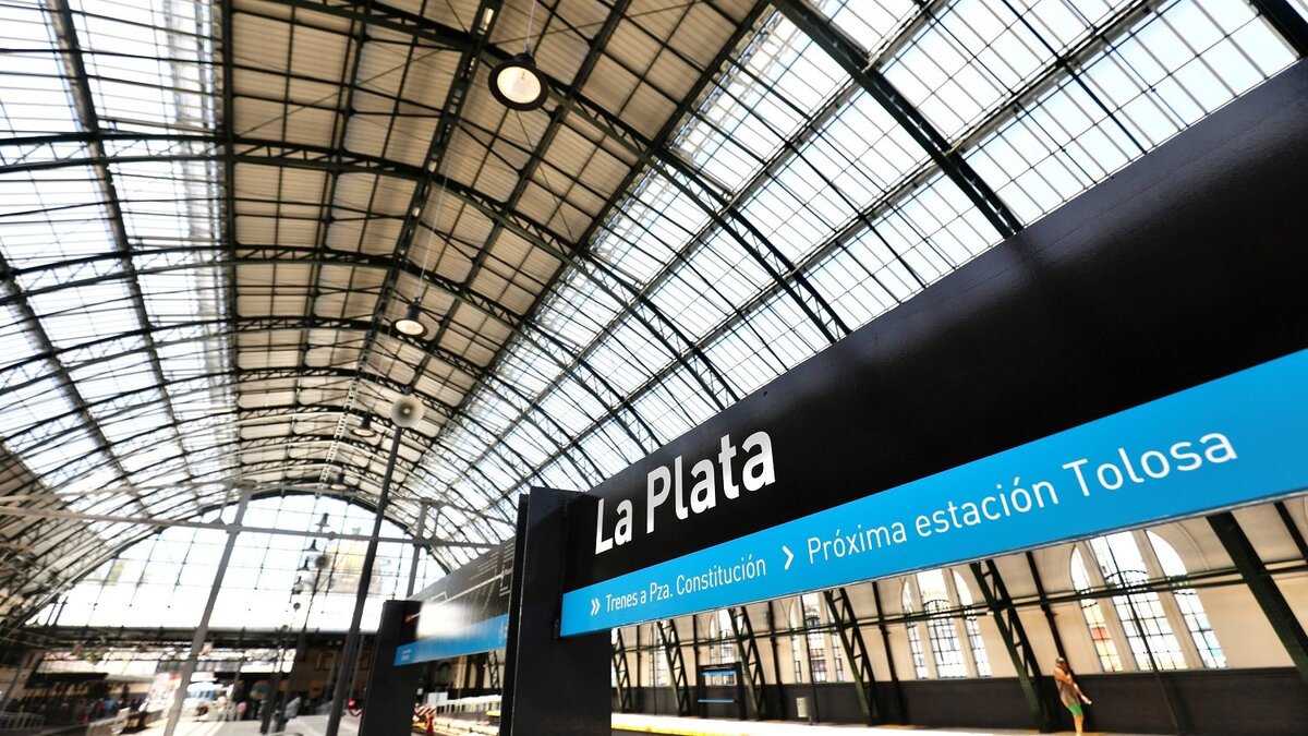 El ramal La Plata del tren Roca recupera servicios y aumenta la ventana ...