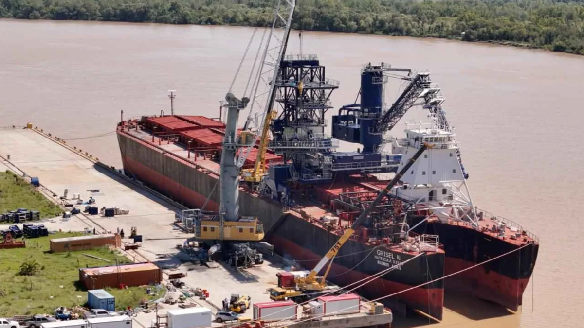 Una solución para la Hidrovía: así es la estación de carga de granos flotante que presentaron en ...
